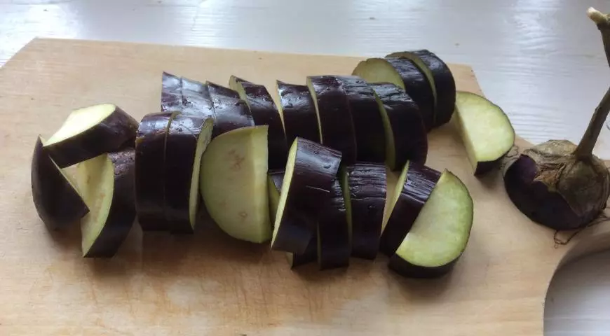 முகப்பு ஜோர்ஜிய adjaysandal, வெட்டு eggplants.