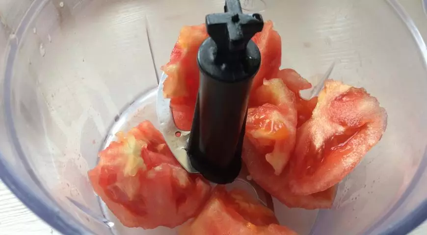 Home Georgian na-ezighi ezi, doo tomato ma tinye blender