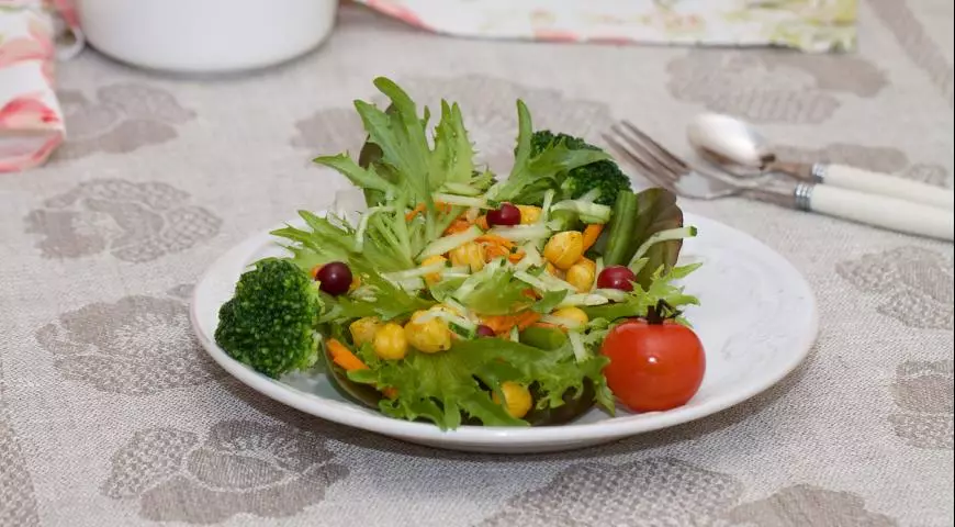 Nyiyapake salad sayur lan chickpeas