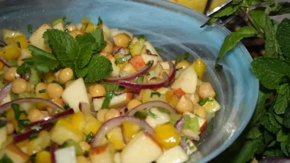 Salad sareng chickpeas sareng mint, léngkah-undur-undian sareng poto