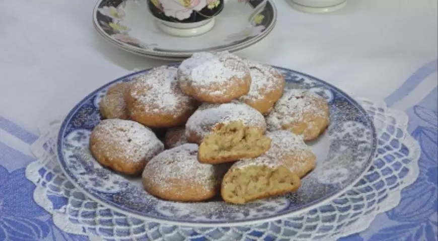 Curd-kofje koekjes, sprinkelje mei poeder sûker