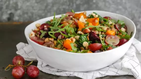 Salad lentil, buah anggur, beets sareng labu, léngkah-langkah-undakan sareng poto