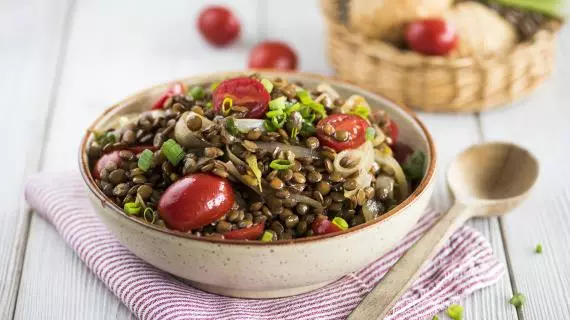 Lentil salad dengan busur panggang dan rempah, resipi langkah demi langkah dengan foto