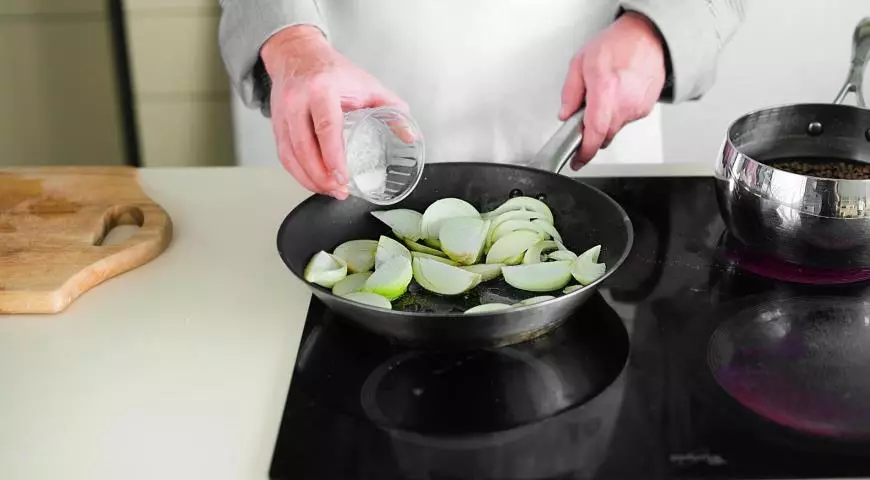 Stockfoto Koken recept: linzen salade met geroosterde boog en kruiden, stap nummer 2