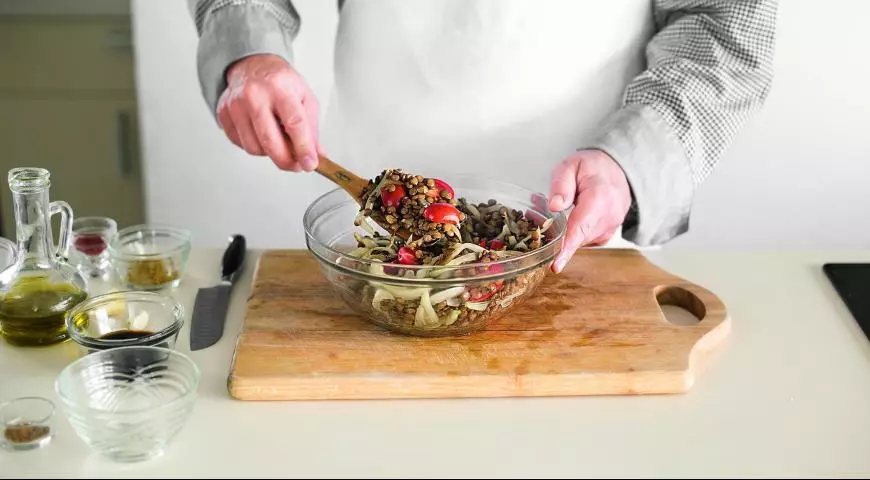 Estoque foto cozinhar receita: salada de lentilha com arco roasted e especiarias, passo número 3