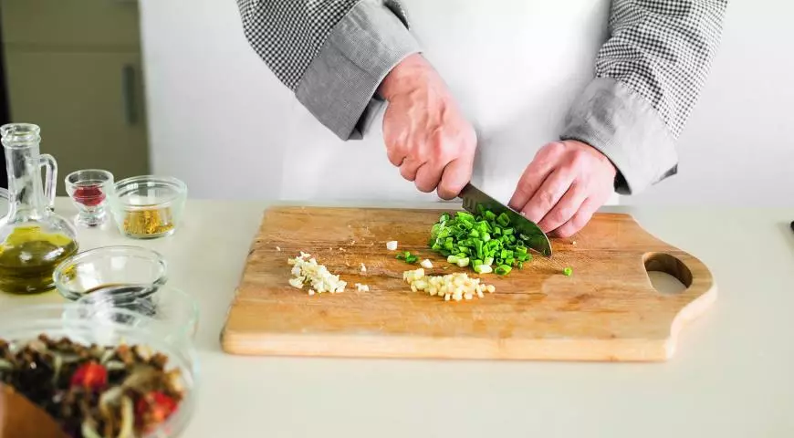 Stock Foto Koken recept: Linzensalade met geroosterde boog en kruiden, stap №4