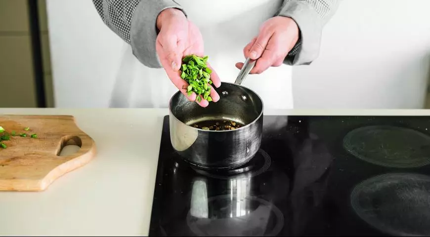 Stock Foto Koken recept: Linzensalade met geroosterde boog en kruiden, stap nummer 6