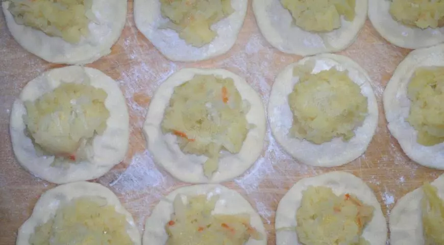 Stock Foto Kubheka Kubheka: Dumplings ine mbatatisi uye Sauerkraut, nhanho nhamba gumi