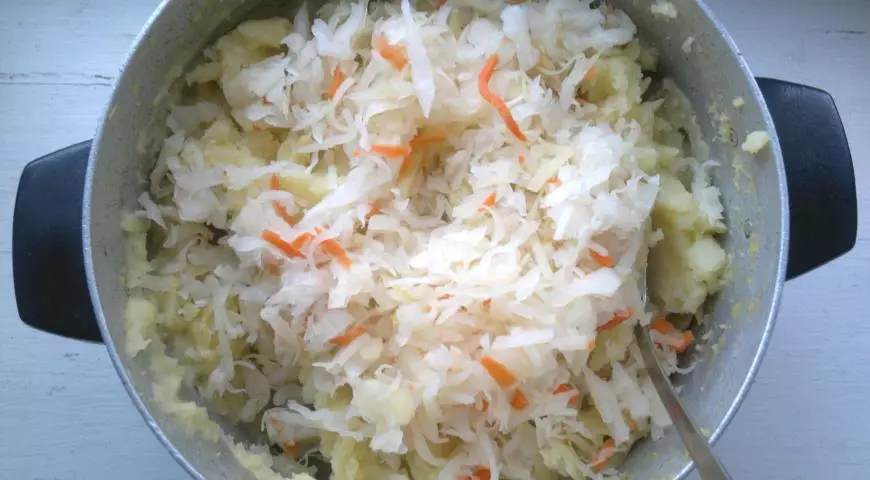 Stock Foto Kubheka Kubheka: Dumplings ine mbatatisi uye sauerkraut, nhanho №4