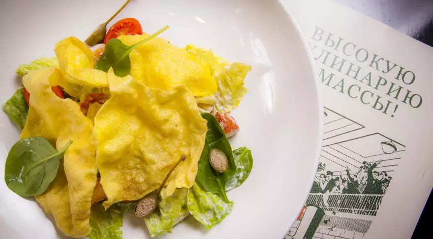 Caesar salat med polenta chips