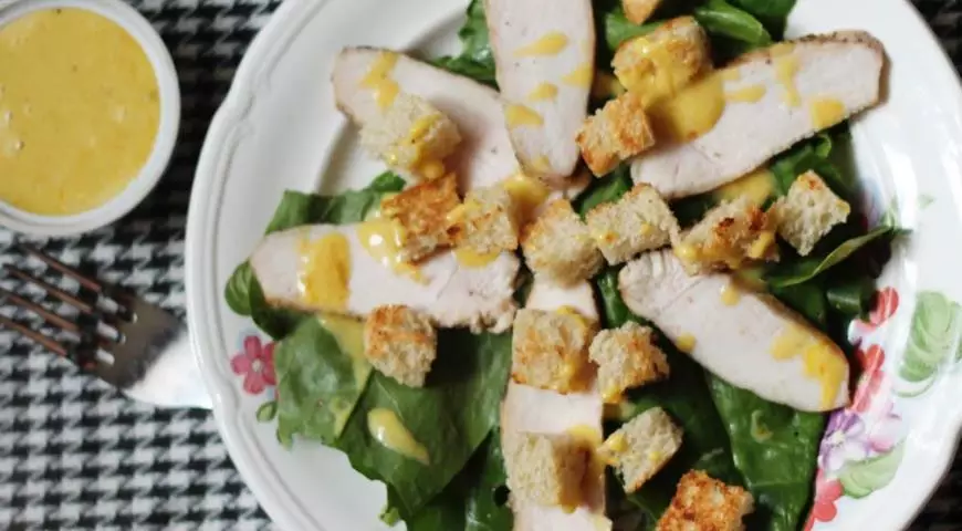 Caesar salad na may manok at mayonesa