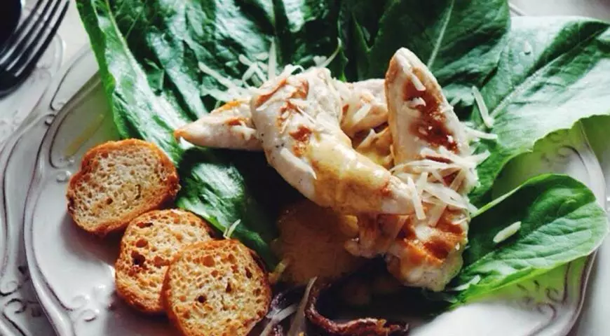 Salade César avec des croûtons à l'ail et Salat Romain