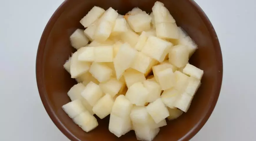 切割梨，用于制备绿色扁豆沙拉