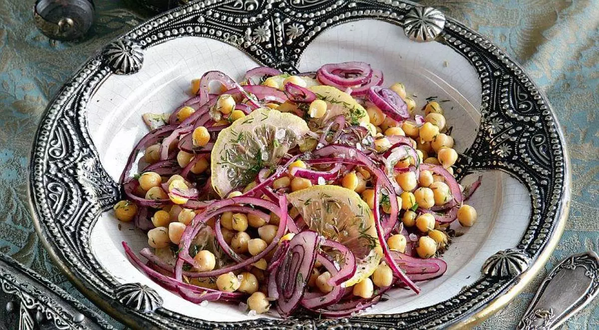 Salat af chickpea með boga og sítrónu