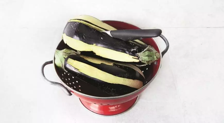 Maghanda ng mga eggplants sa pagluluto at pagpupuno