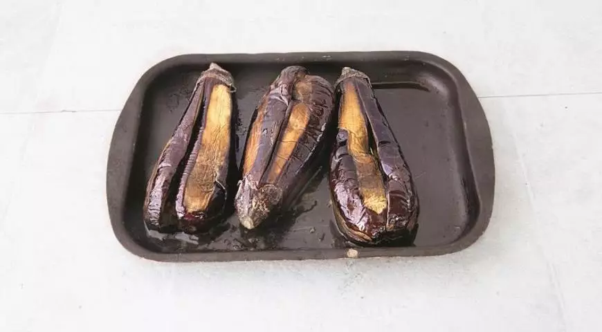 Pobwch eggplantau yn y ffwrn