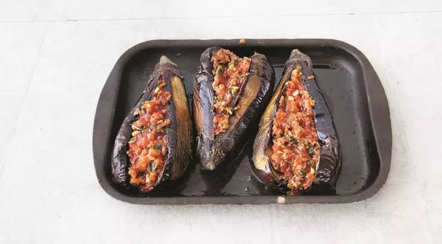 Maghurno pinalamanan eggplants imam bayalds sa oven.