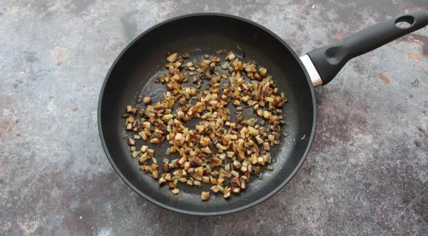 Potong bawang dan cendawan dengan kiub dan goreng