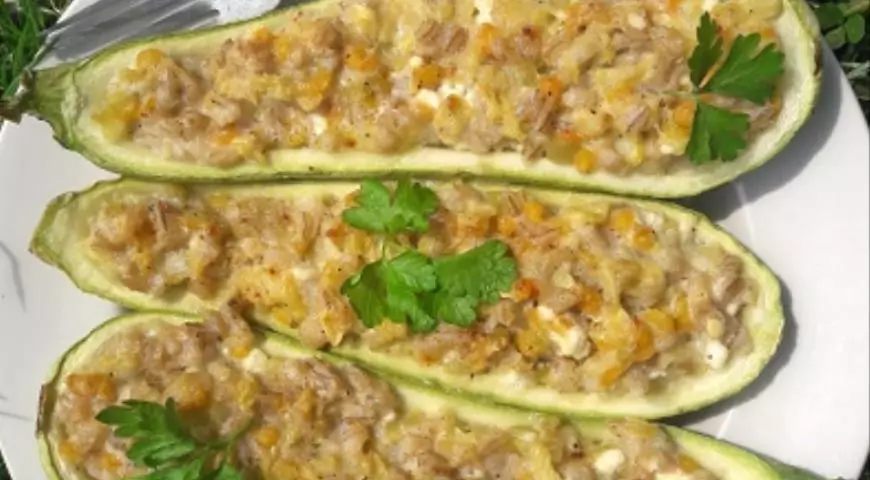 Zucchini relleno con cebada, verduras y feta.