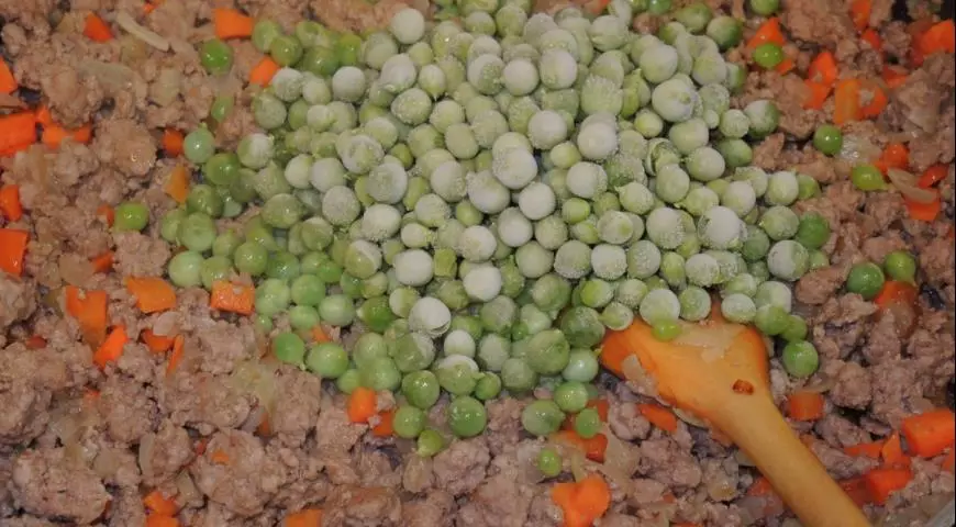 Las bocanadas se conectan con las verduras, en una sartén hasta la preparación.