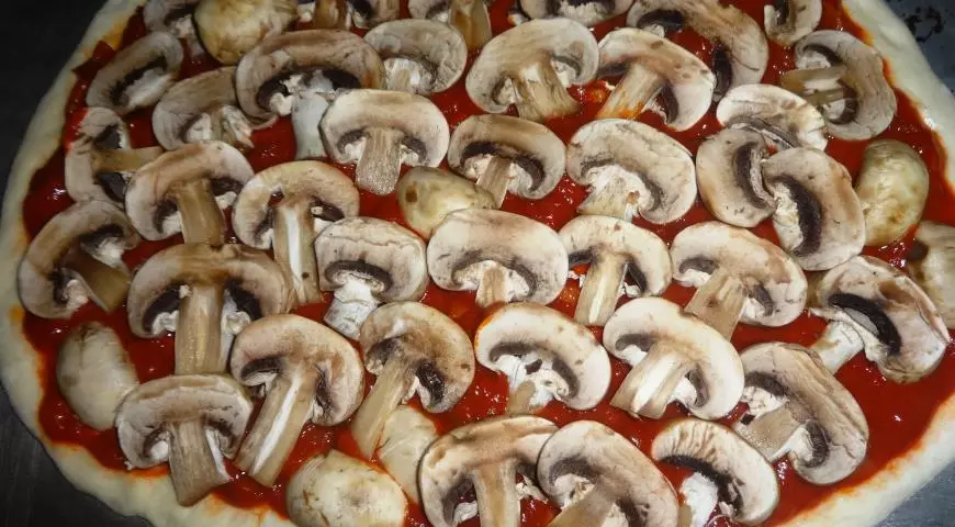 Stock Foto Sukaldaritza Errezeta: Champignons eta Olibak dituzten pizza, 10. urratsa