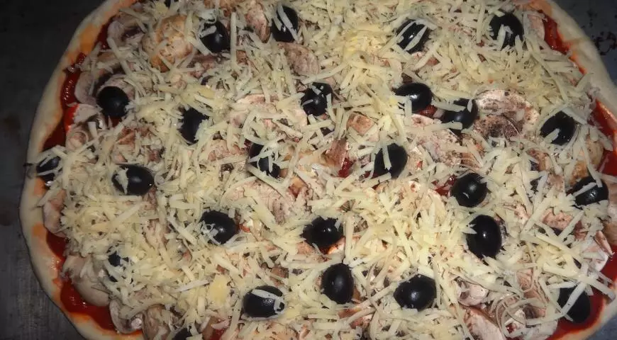 Voorraad Foto kook resep: pizza met champsignons en olywe, stap №13