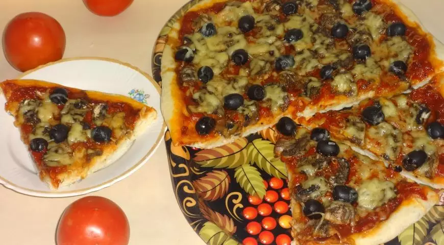 Fọto Ipara Ipa: Pizza pẹlu aṣaju ati awọn olifi, nọmba igbesẹ 14