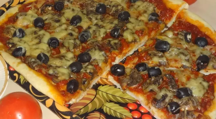 Pizza se žampiony a olivami 2