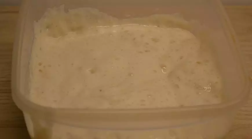 Preparo una ballena para el pastel de queso con ciruelas.