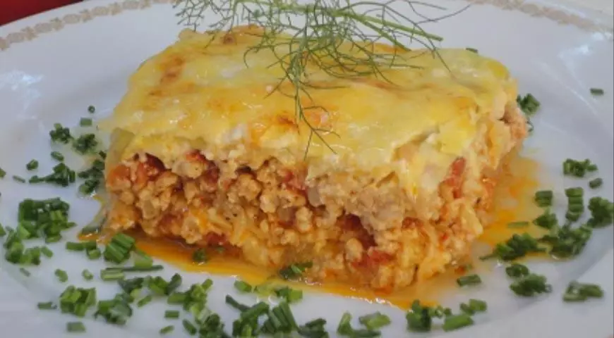 ဂေါ်ဖီထုပ်အရွက်နှင့်အတူ lasagna