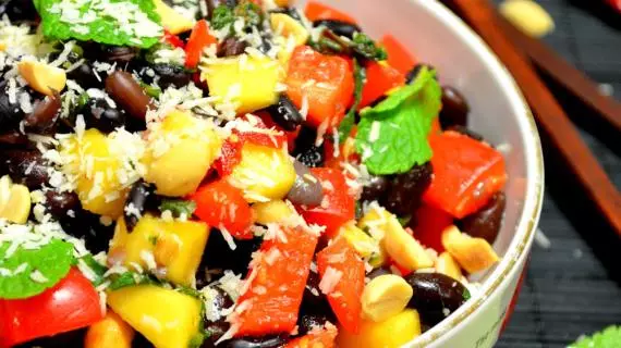 Salad kacang hitam, resep langkah demi langkah dengan foto