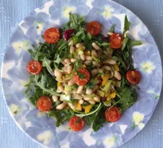 Salad kacang putih dengan sayur-sayuran dan tomato yang dibakar