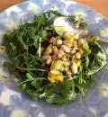 Ing Arugula lay salad salad, tomat, gunakake saos saka minyak lan balsamik, salad banyu