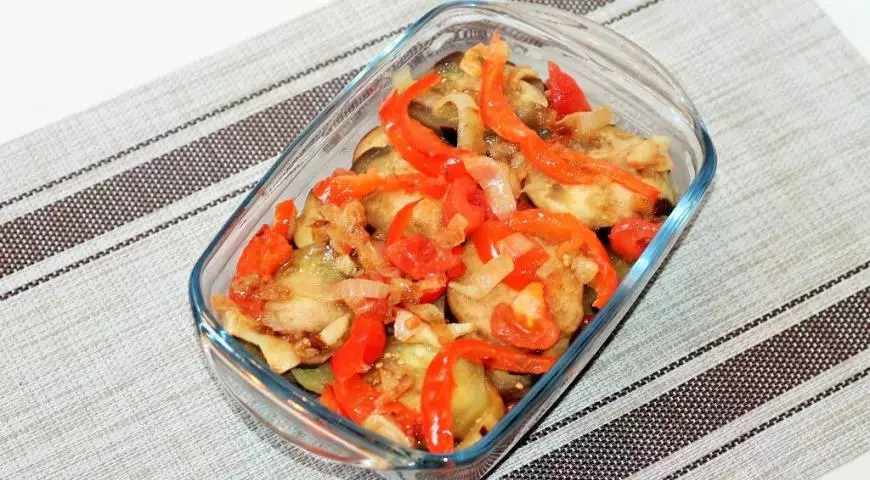 Stock Foto Cooking recipe: Vegetables baked in kefir pouring, step №11