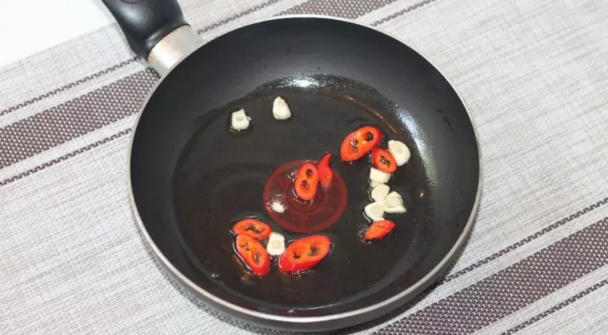 Foto de stock Receta de cocción: verduras al horno en relleno de kéfir, paso número 5