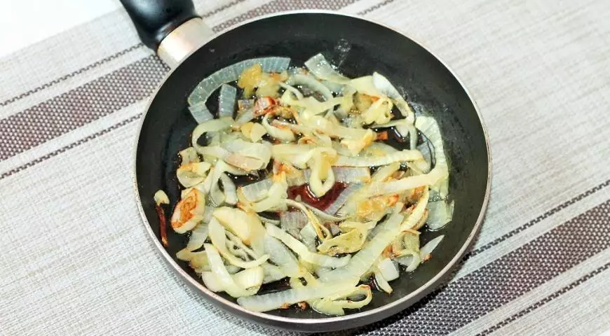 Stok Fotoğraf Yemek tarifi: Kefir dökülen pişmiş sebzeler, adım 6