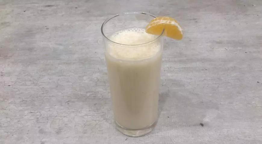 Mandarin-Banana Smoothie به تقسیم بر روی بخش