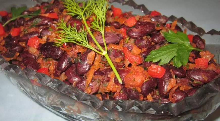 Salad sayuran dengan kacang merah