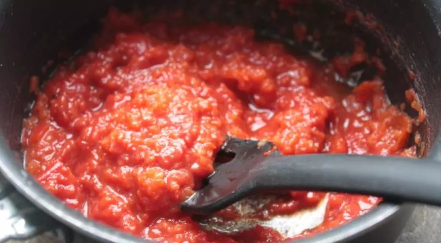 Preparing tomato-pepper sauce for Polpentet