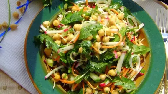 Salad na may germinated head at dandelions, step-by-step recipe na may mga larawan