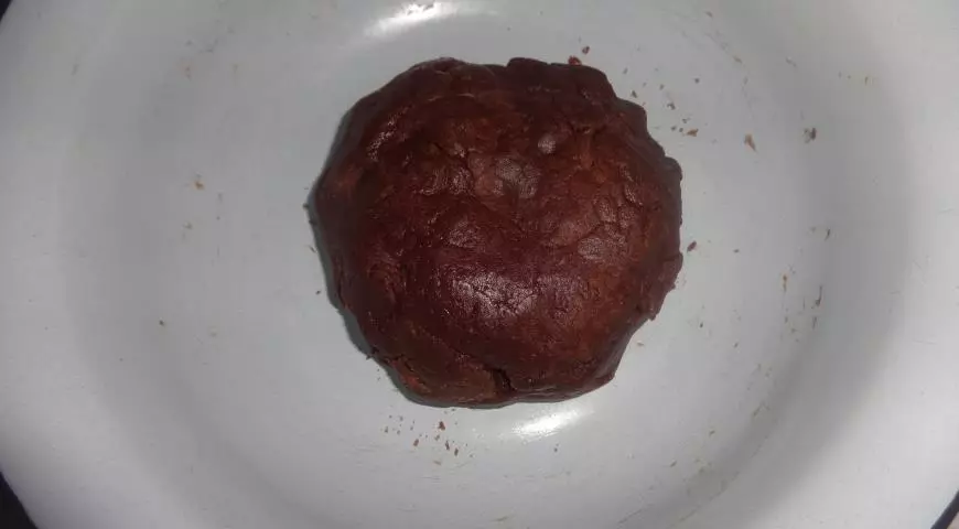 एक वाडगा मध्ये मध साठी dough गोळा करा