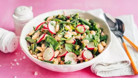 Salade van bonen, erwten en radijs, stapsgewijs recept met foto's