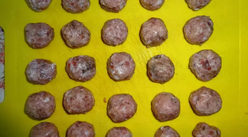 Sêv bi zucchi û goştên goşt, ji goştên goştê minced