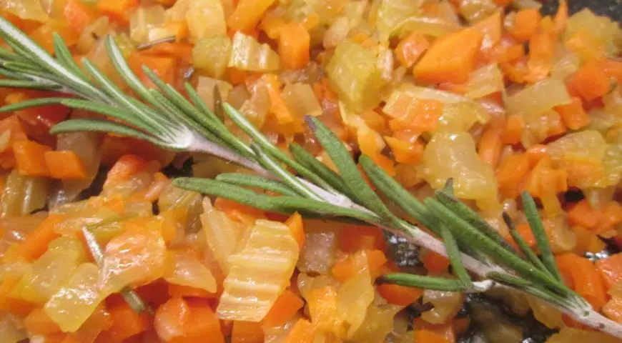 СРЈ зеленчук со гранка на рузмарин за готвење зајакот
