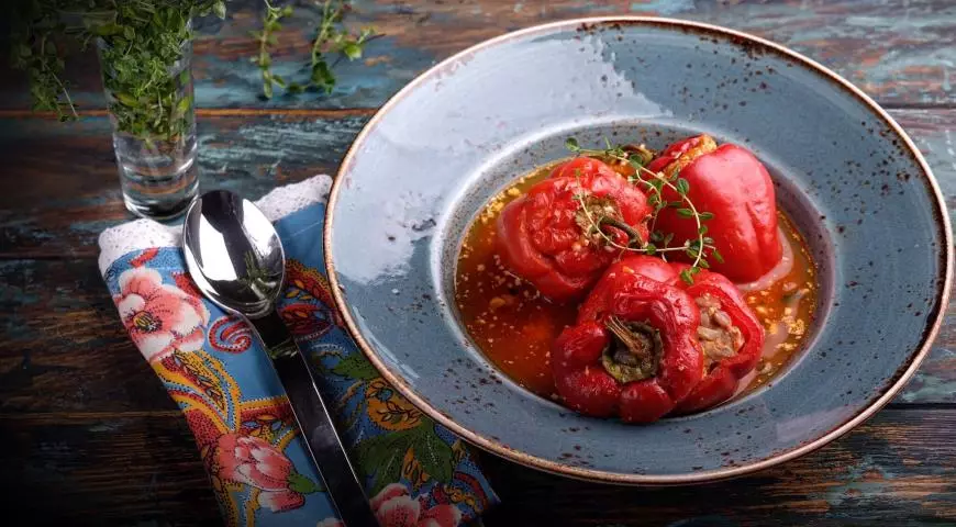 Préparer le poivre farci à la viande hachée dans la sauce tomate
