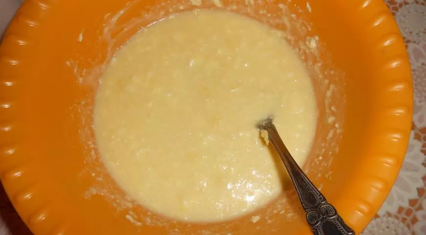 Pour la crème de cuisson fouettée de lait condensé avec du beurre