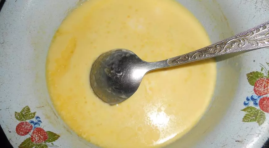 Nettoyer le beurre avec du miel sur un bain d'eau