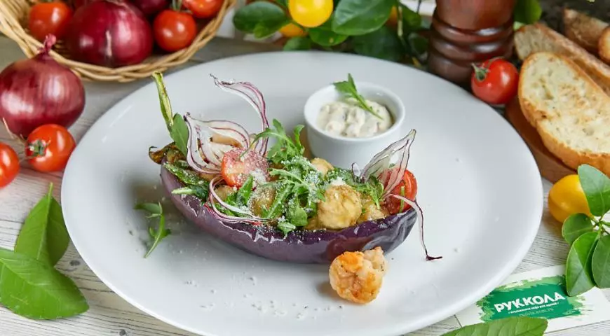 Salad Berdys Cynnes a Fritto Eggplants gyda Saws Tartar