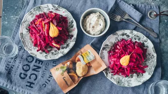 Ensalada de remolacha, patacas e mazás con recarga de mercadorías, receita paso a paso con fotos