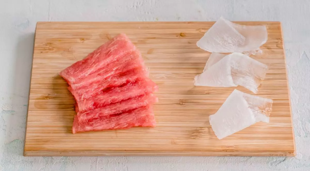 Foto de stock Receta de cocina: Ensalada con sandía y daikon, paso número 1